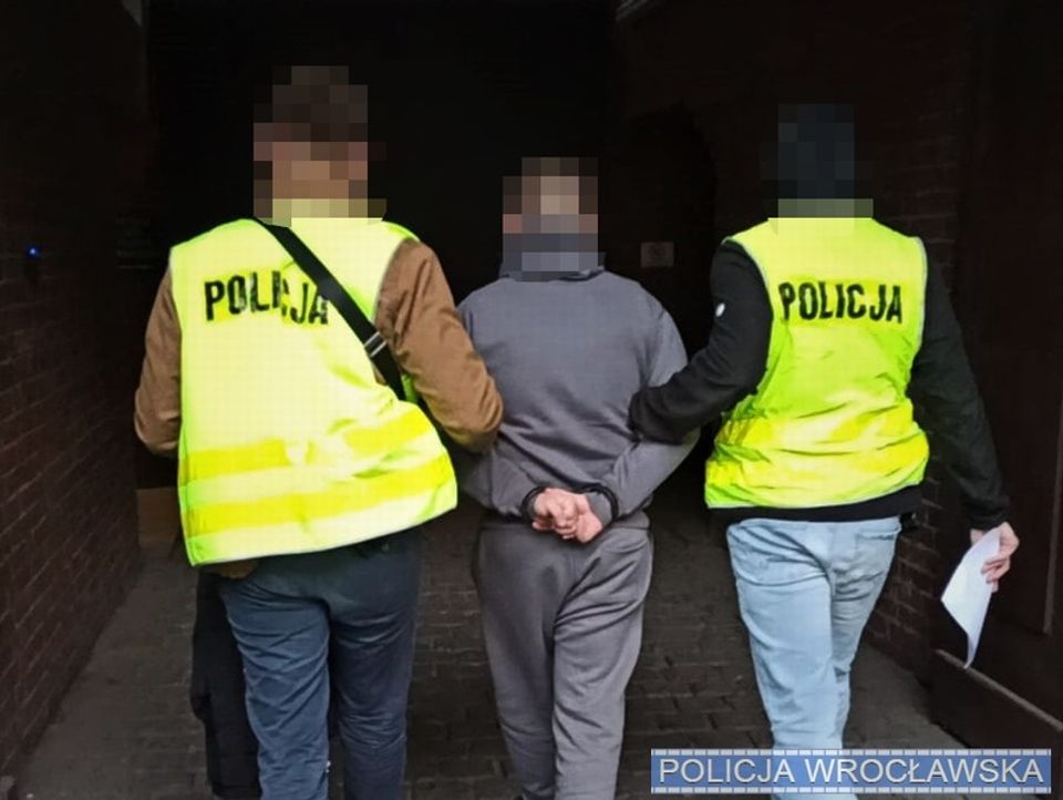 Chciała sprzedać płaszcz, straciła 6 tys. złotych Chciała sprzedać płaszcz, straciła 6 tys. złotych