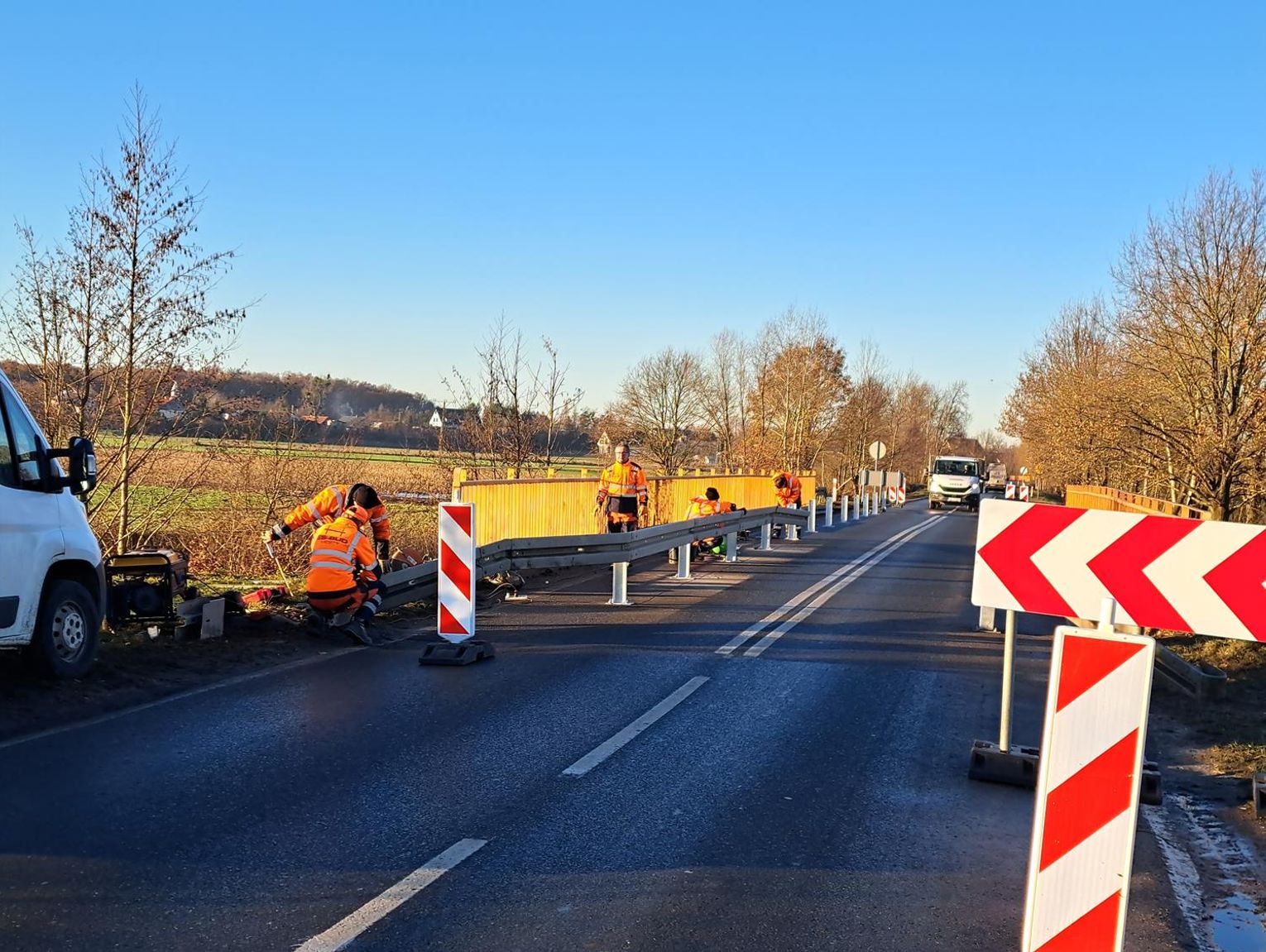 Dziś robią tu barierkę z drugiej strony. Przejazd jeszcze węższy