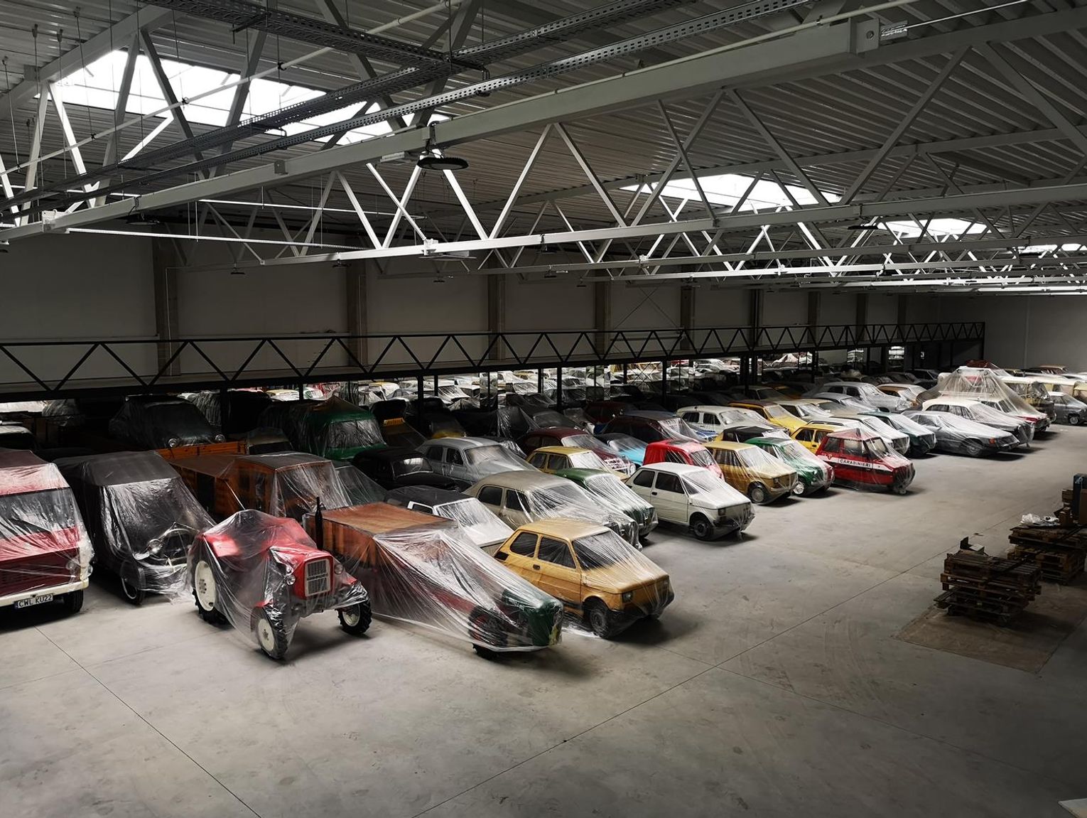 Auta czekają na otwarcie Muzeum Motoryzacji Wena w Oławie